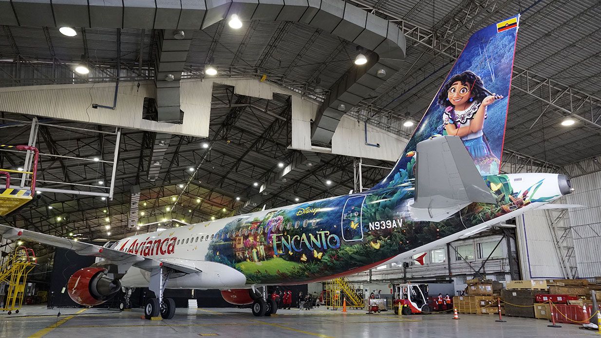 Avianca a présenté son avion peint avec le film Encanto